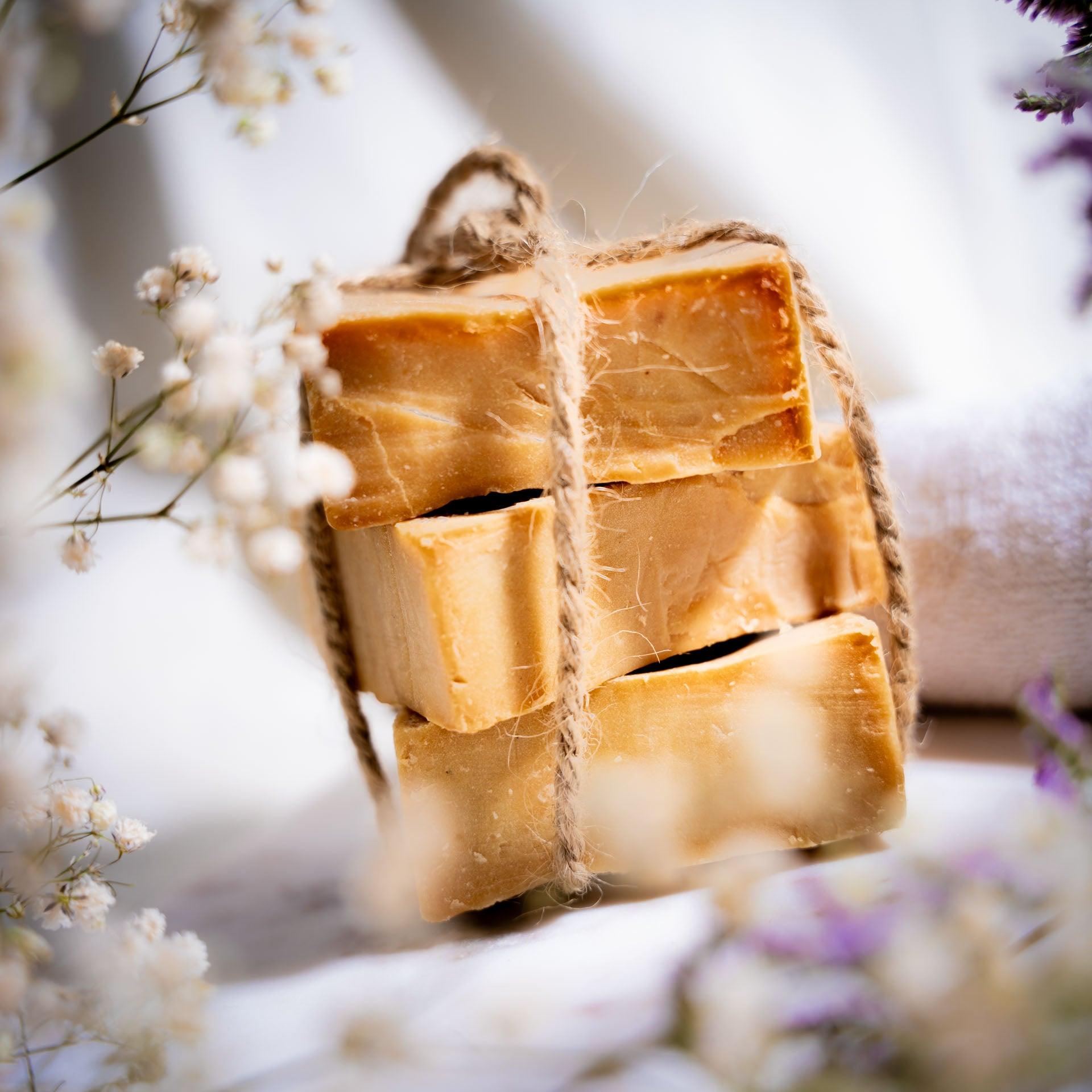 Aleppo Seifenstücke mit Oliven- und Lorbeeröl (3 x 80g) – Aleppo Tree